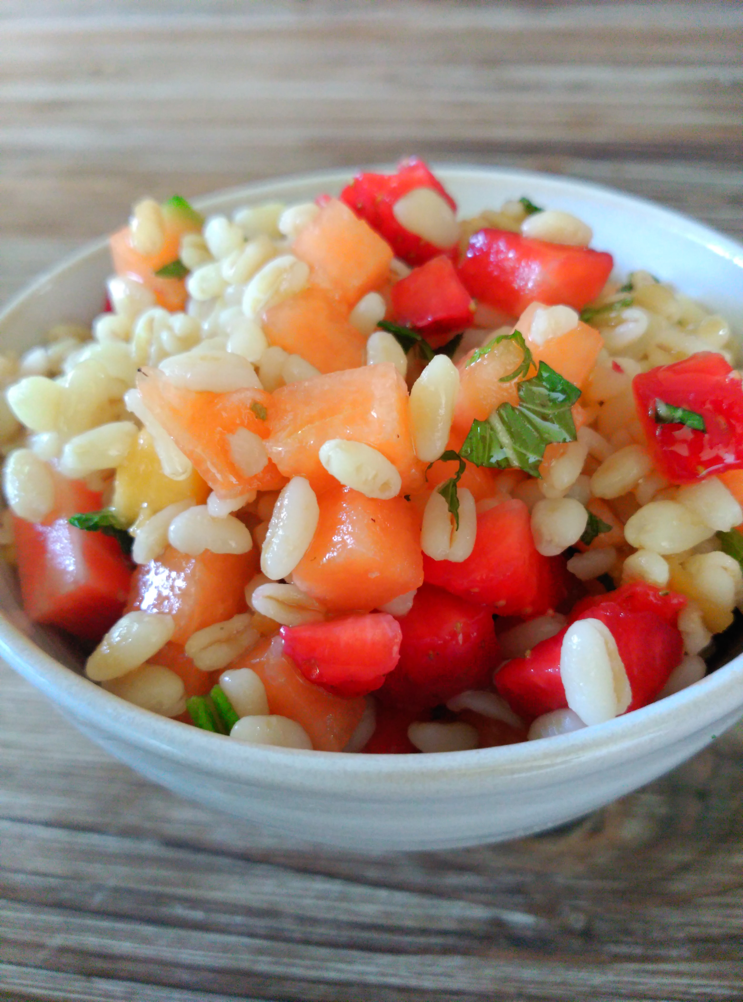 Ensalada de trigo tierno y frutas – Pimentero de colores
