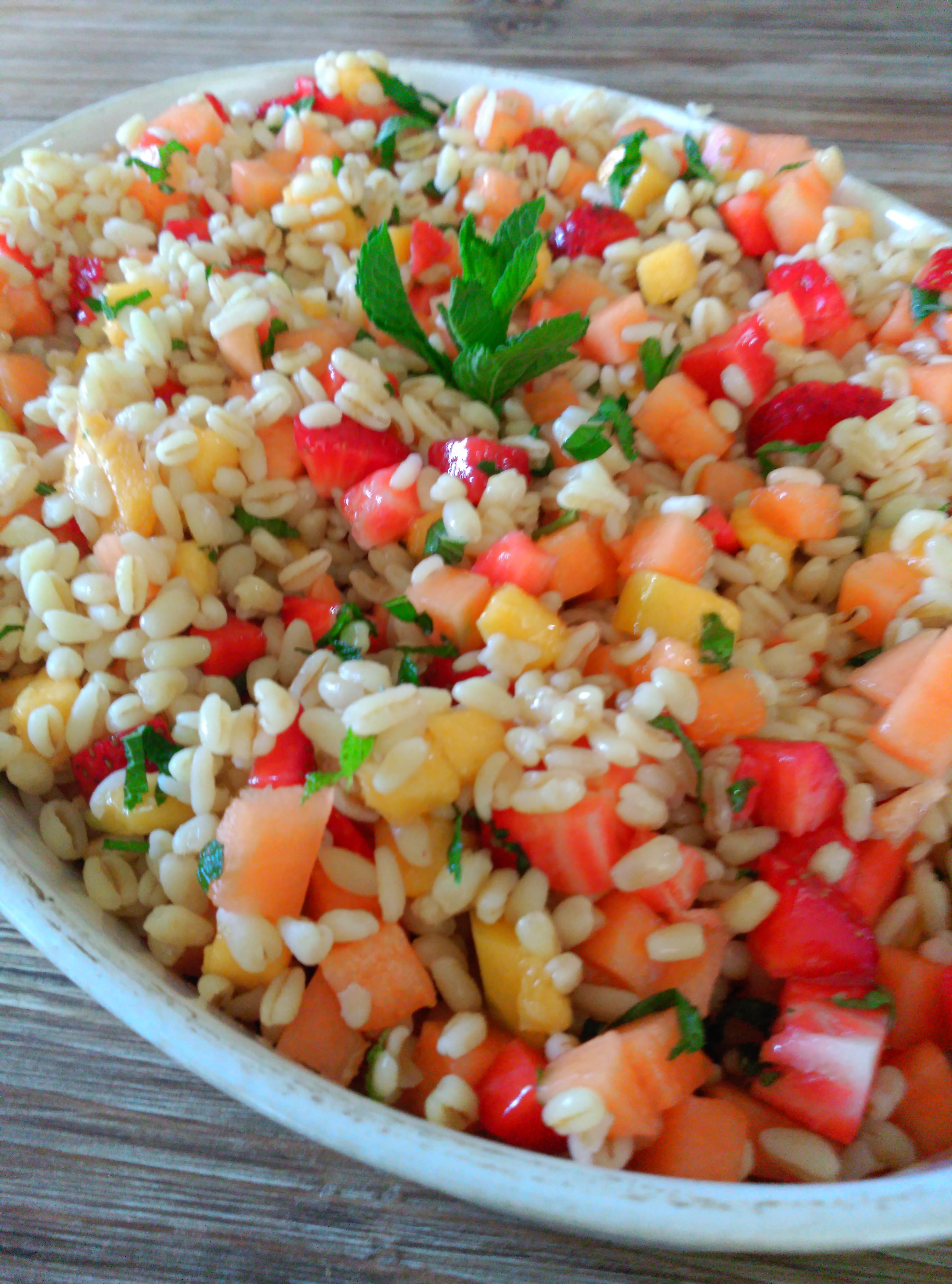 Ensalada de trigo tierno y frutas – Pimentero de colores